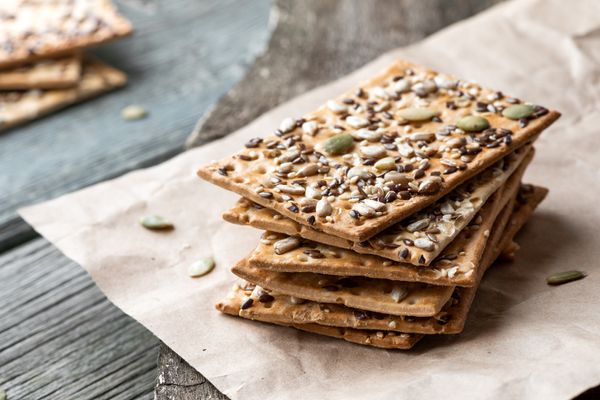 The 10 Healthiest Store-Bought Crackers, According to Dietitians