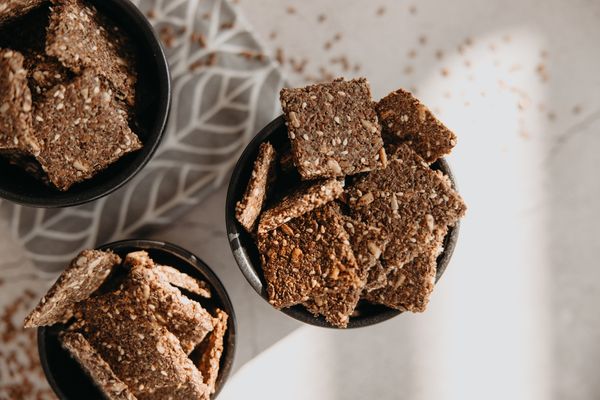 The 10 Healthiest Store-Bought Crackers, According to Dietitians