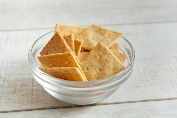The 10 Healthiest Store-Bought Crackers, According to Dietitians
